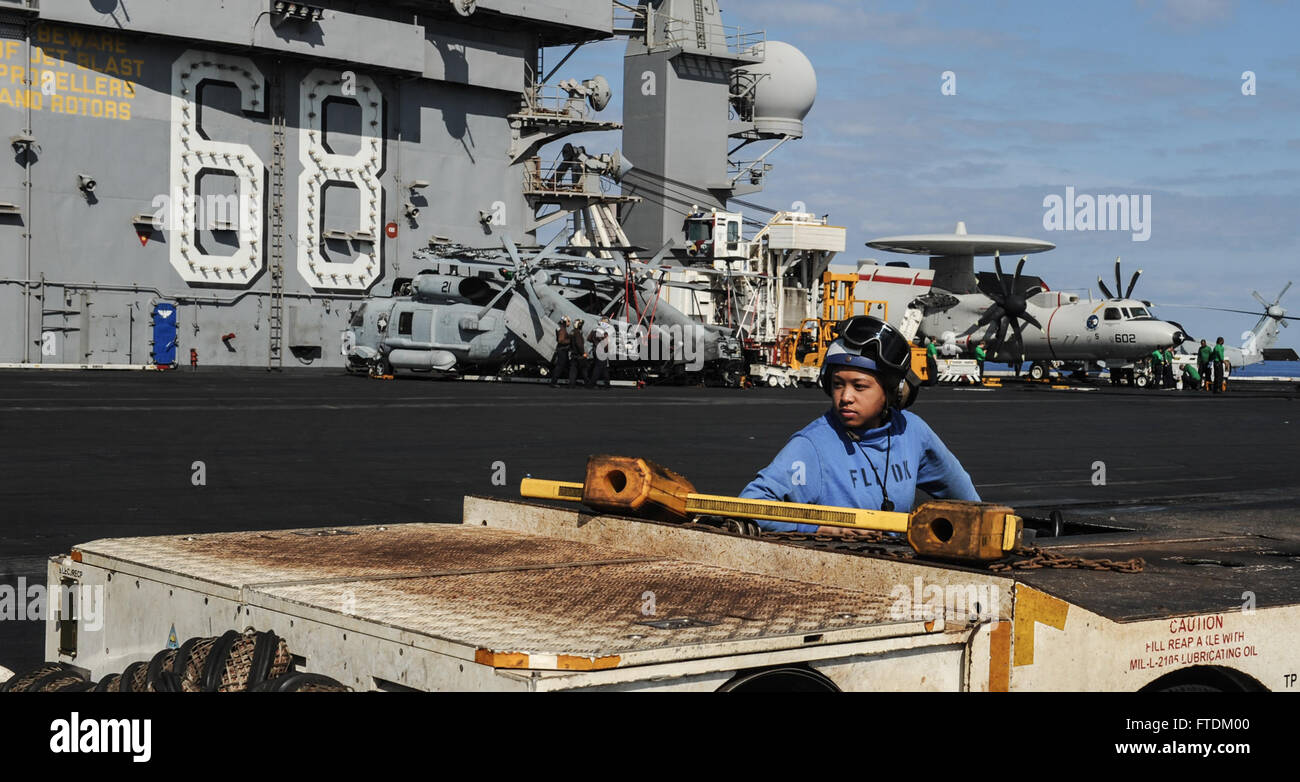 Flight deck tractor hi-res stock photography and images - Alamy