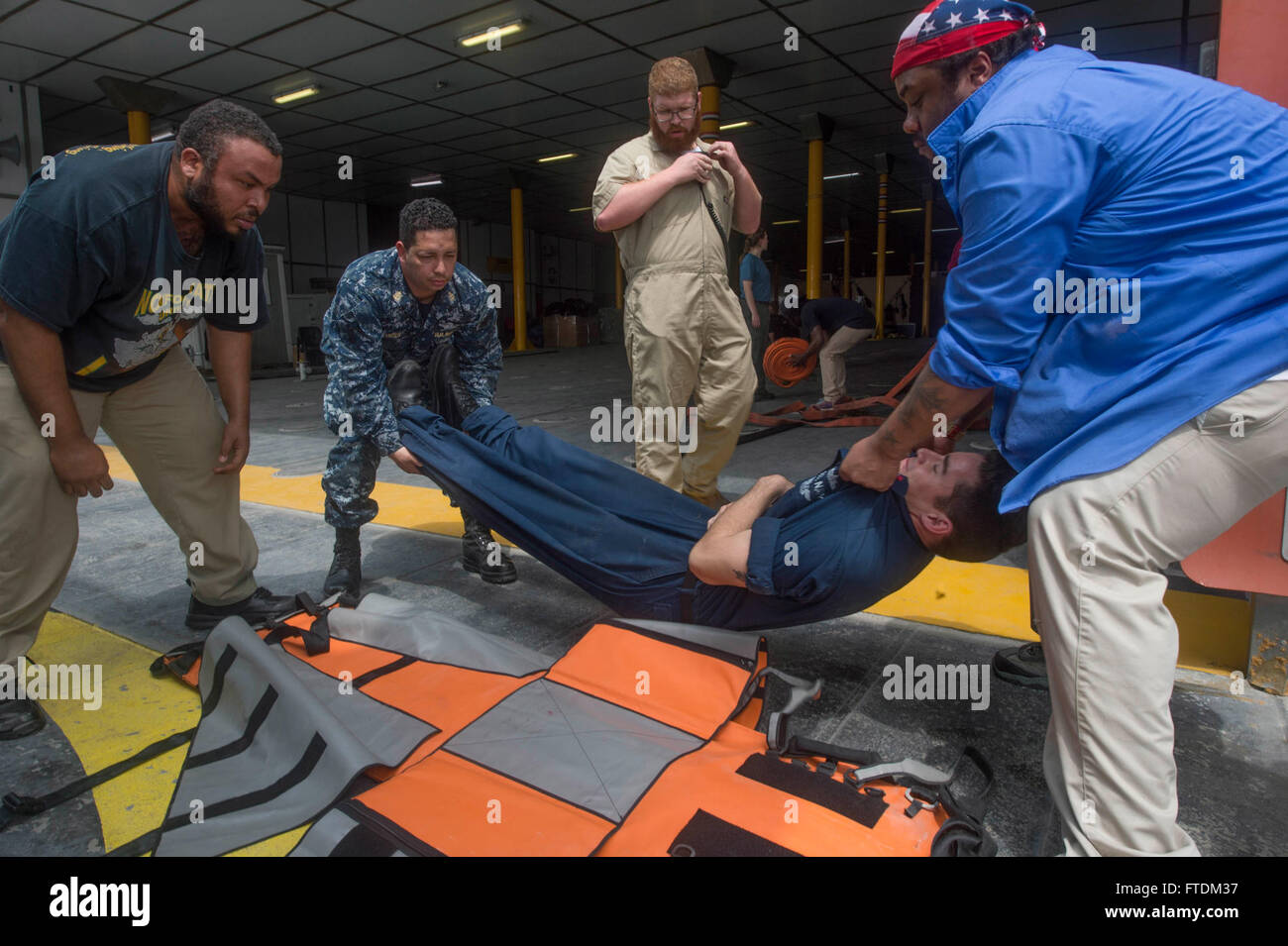 U s navy personnel aboard hi-res stock photography and images - Alamy