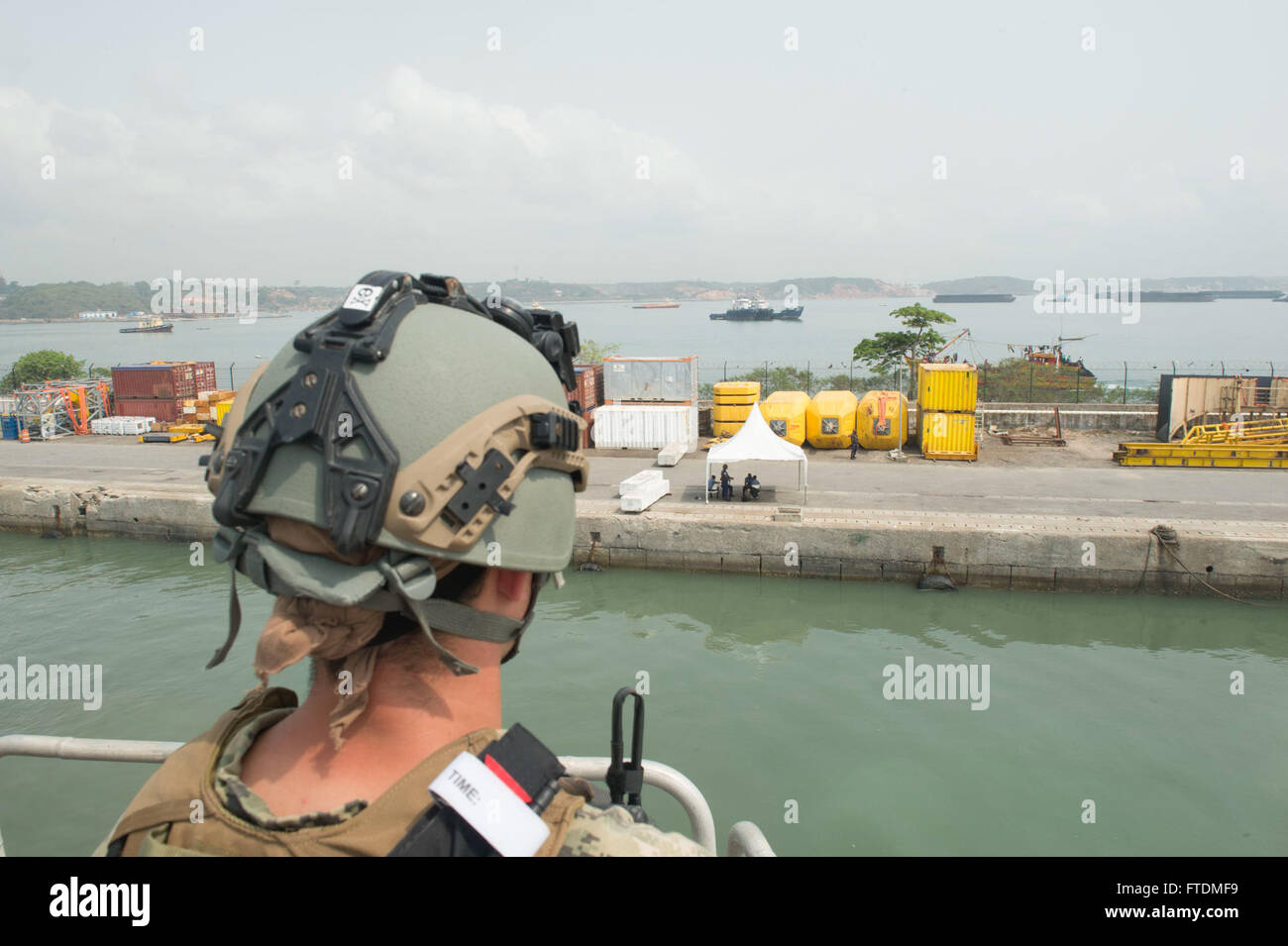 U s navy master at arms 3rd class hi-res stock photography and images ...
