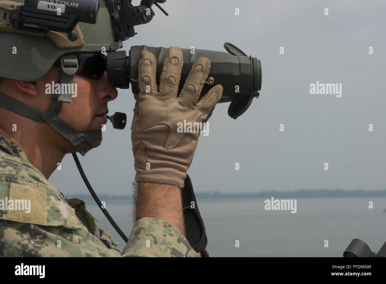 U s navy master at arms 3rd class hi-res stock photography and images ...