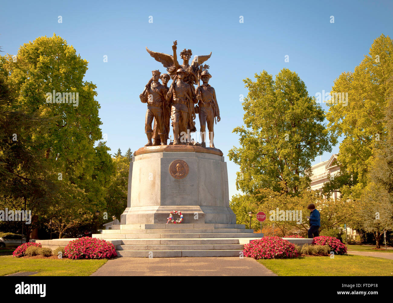 The Wings of Victory statue in the grounds of Washington State ...