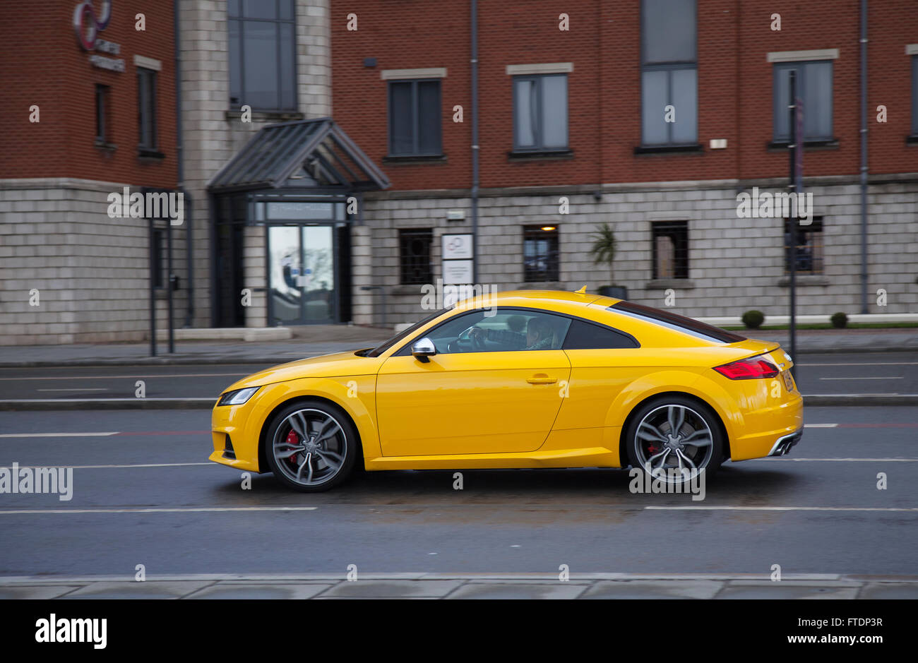 Metal audi logo hi-res stock photography and images - Alamy