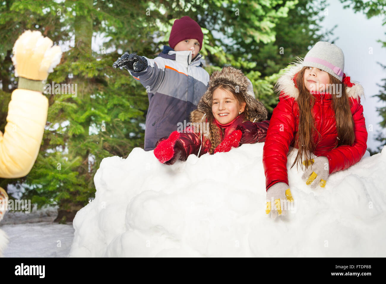 Kids throwing snowballs hi-res stock photography and images - Alamy