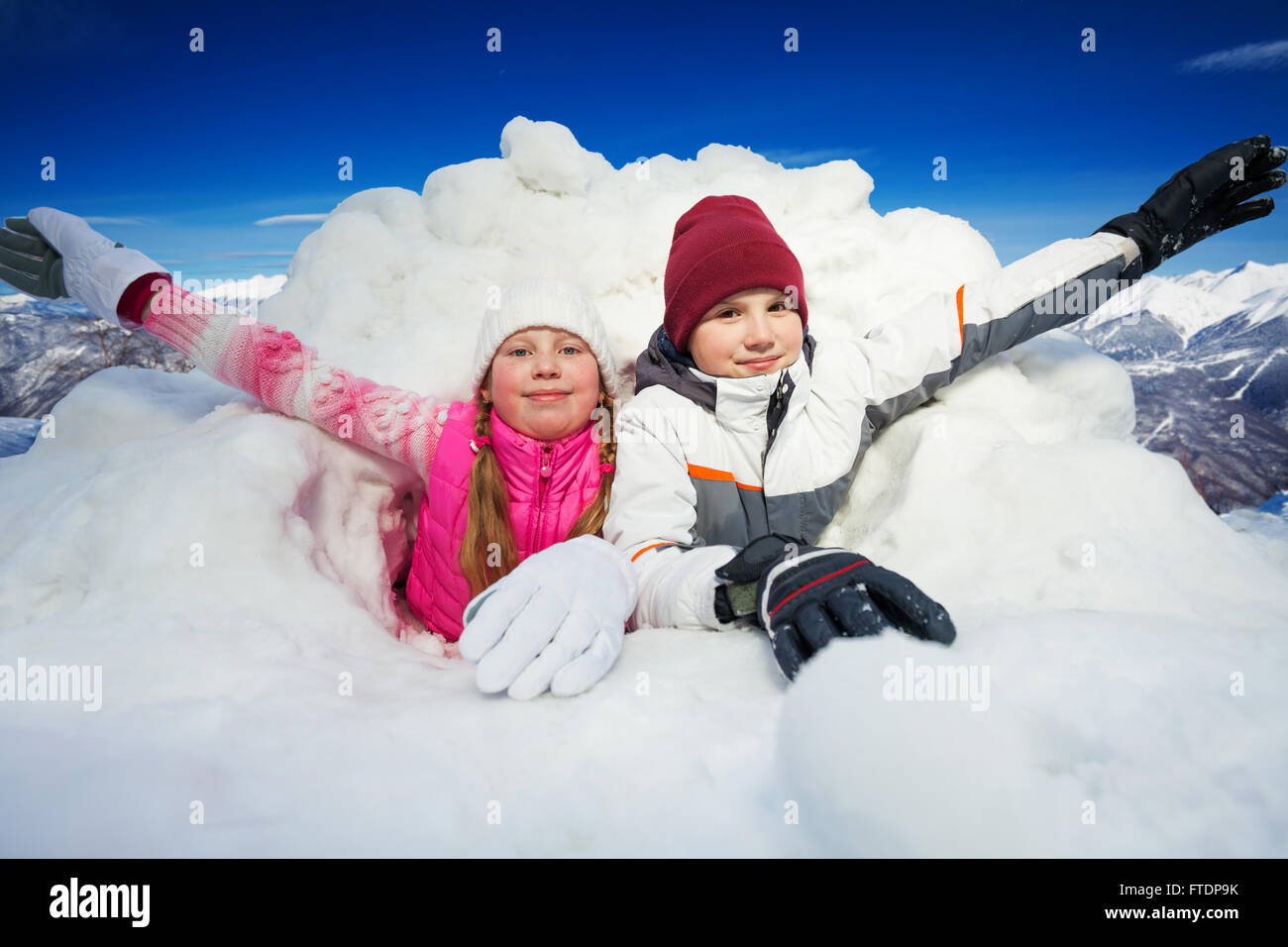 Children cave snow not ball hi-res stock photography and images - Alamy