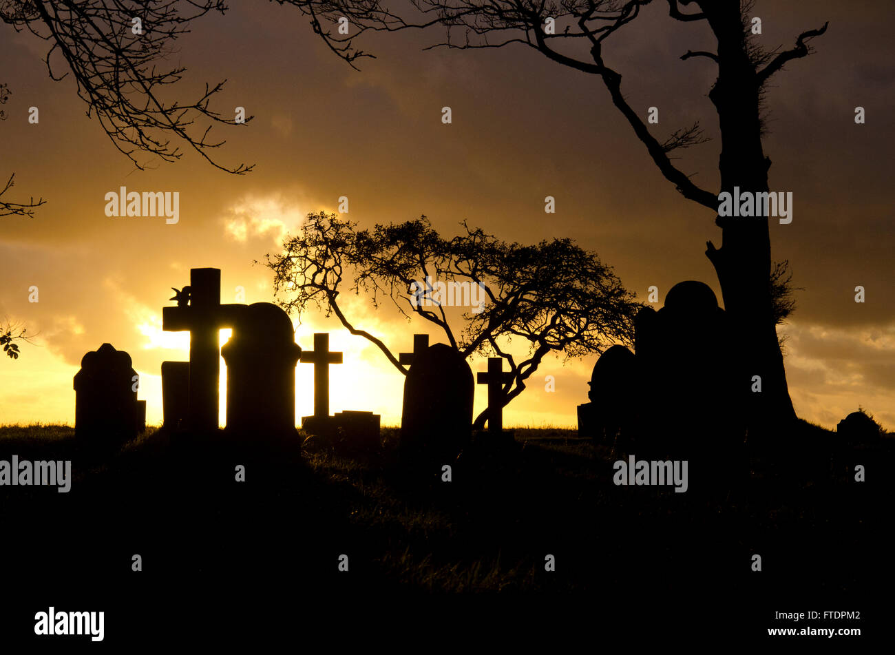 Gravestones silhouette hi-res stock photography and images - Alamy