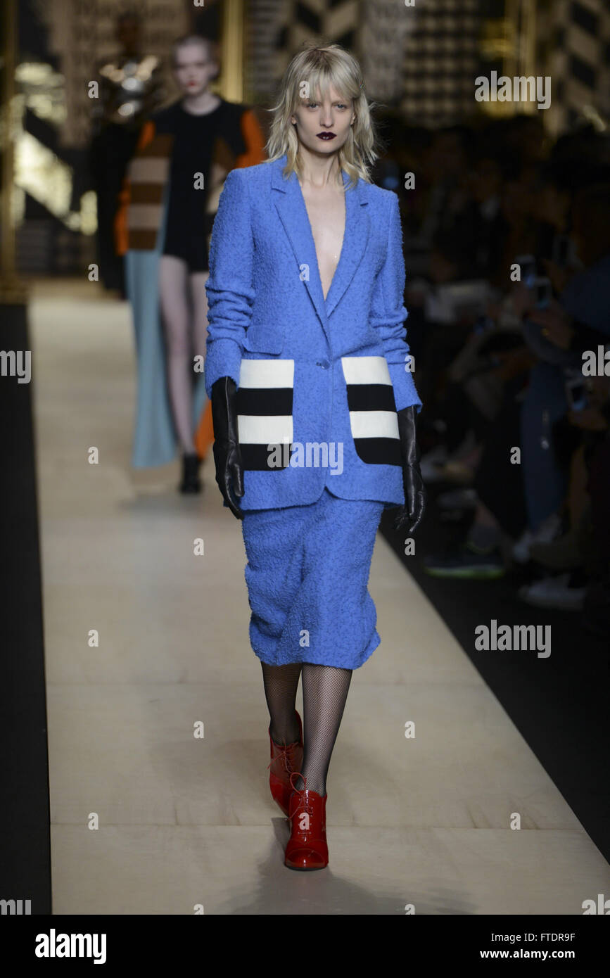 Milan Fashion Week Fall/Winter 2016 - Max Mara - Catwalk Featuring ...