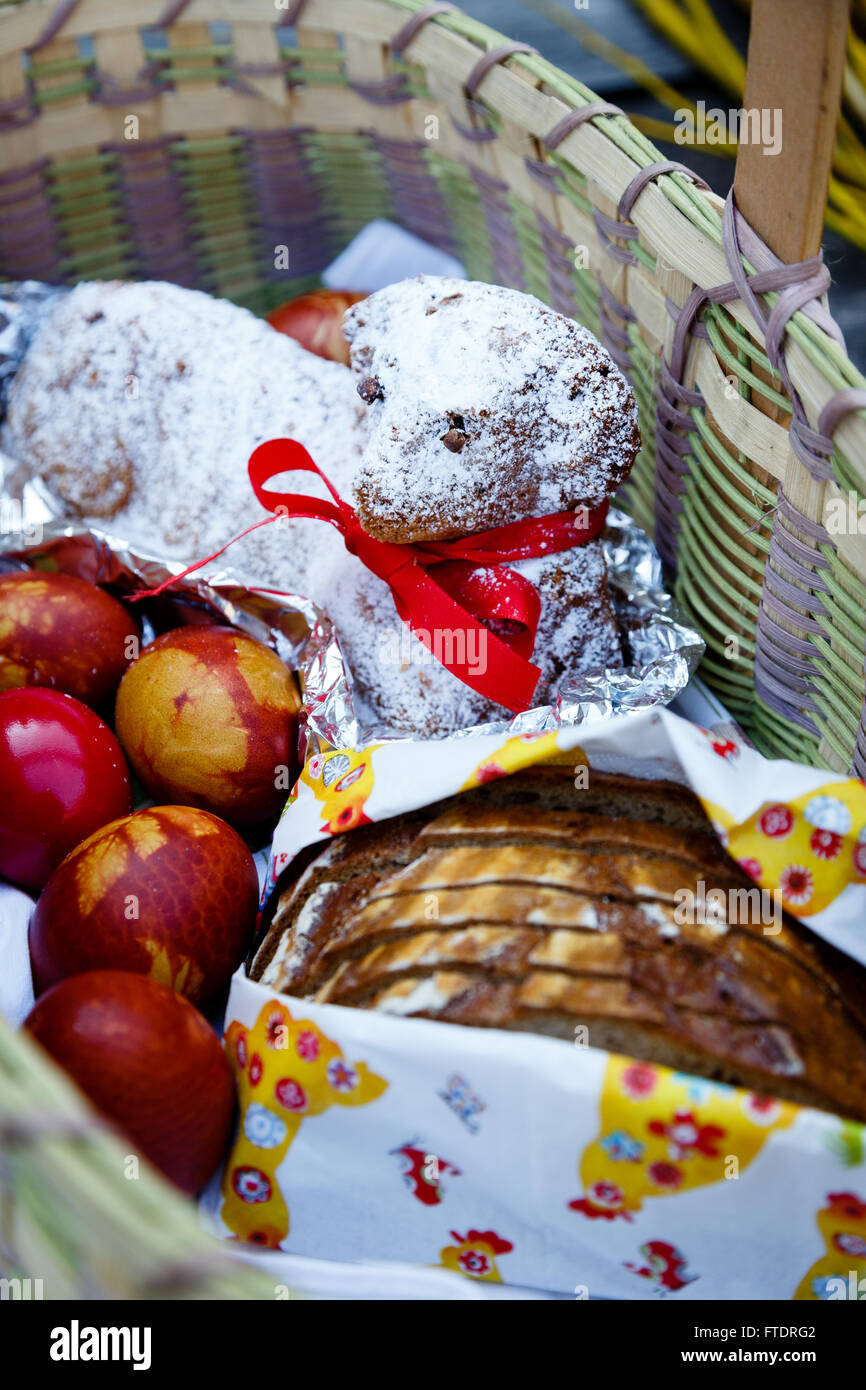 Basket cake hi-res stock photography and images - Alamy