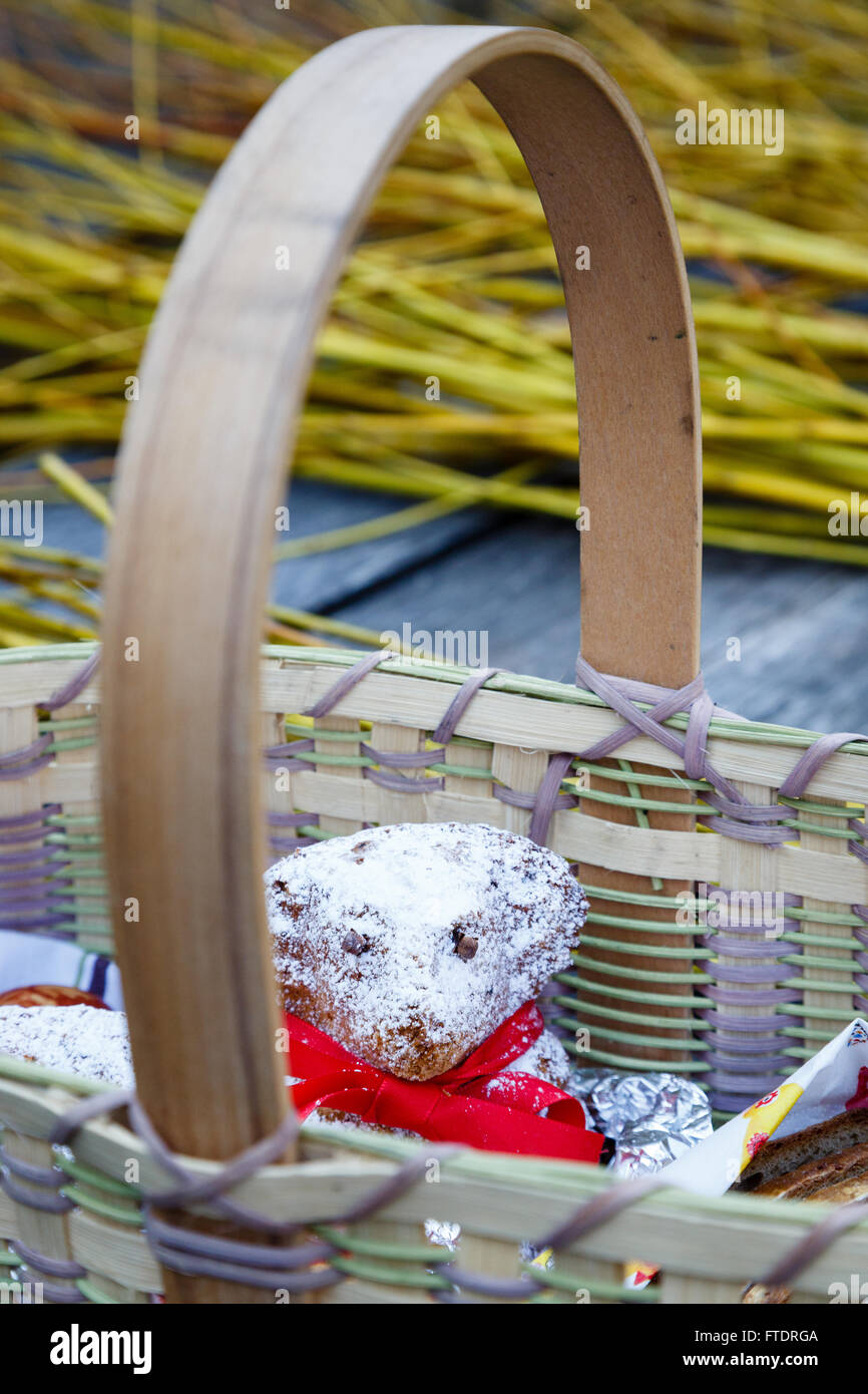 Basket cake hi-res stock photography and images - Alamy