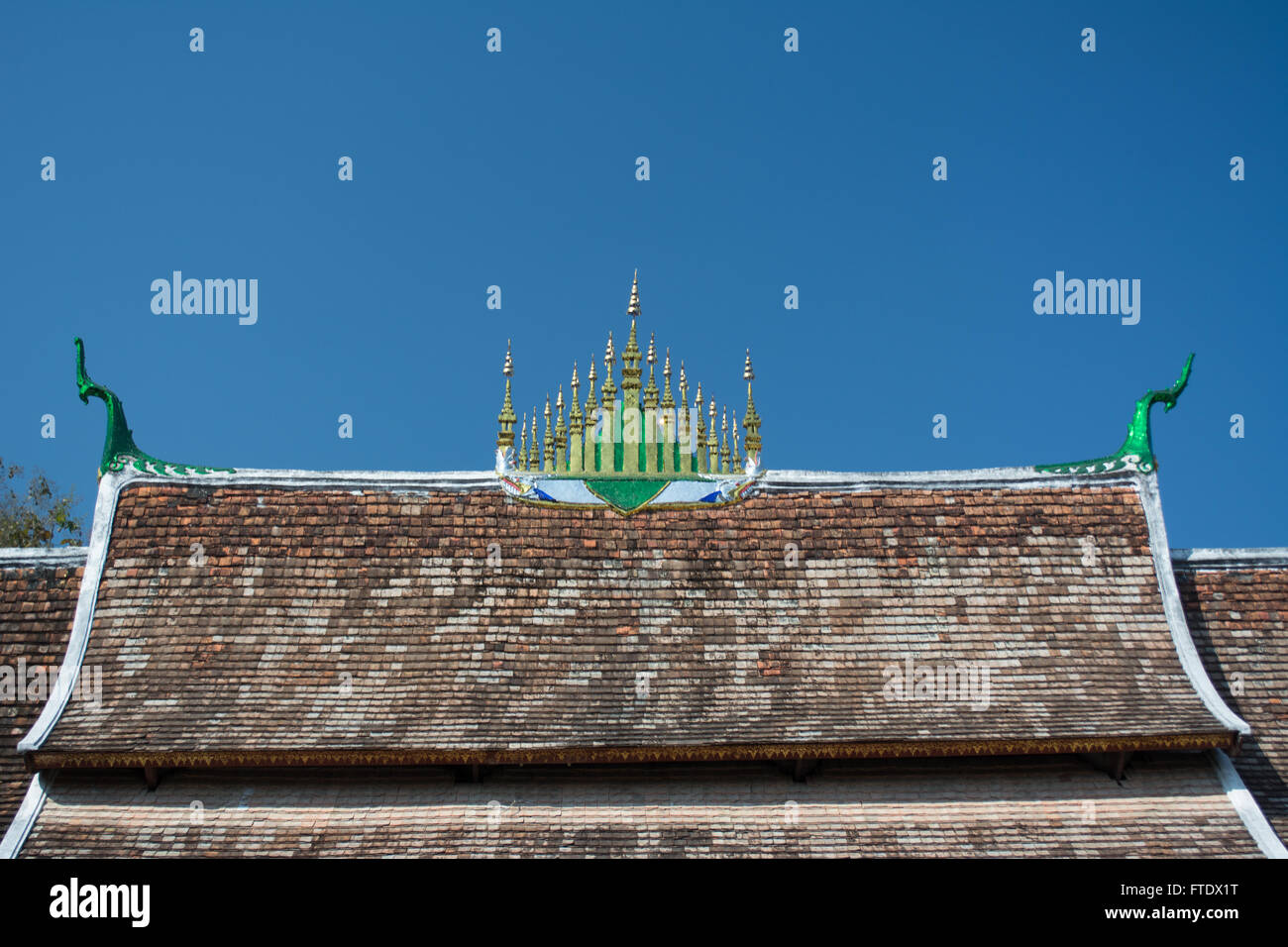 Roof of Wat Xieng thong temple in Luang Pra bang, Laos Stock Photo - Alamy