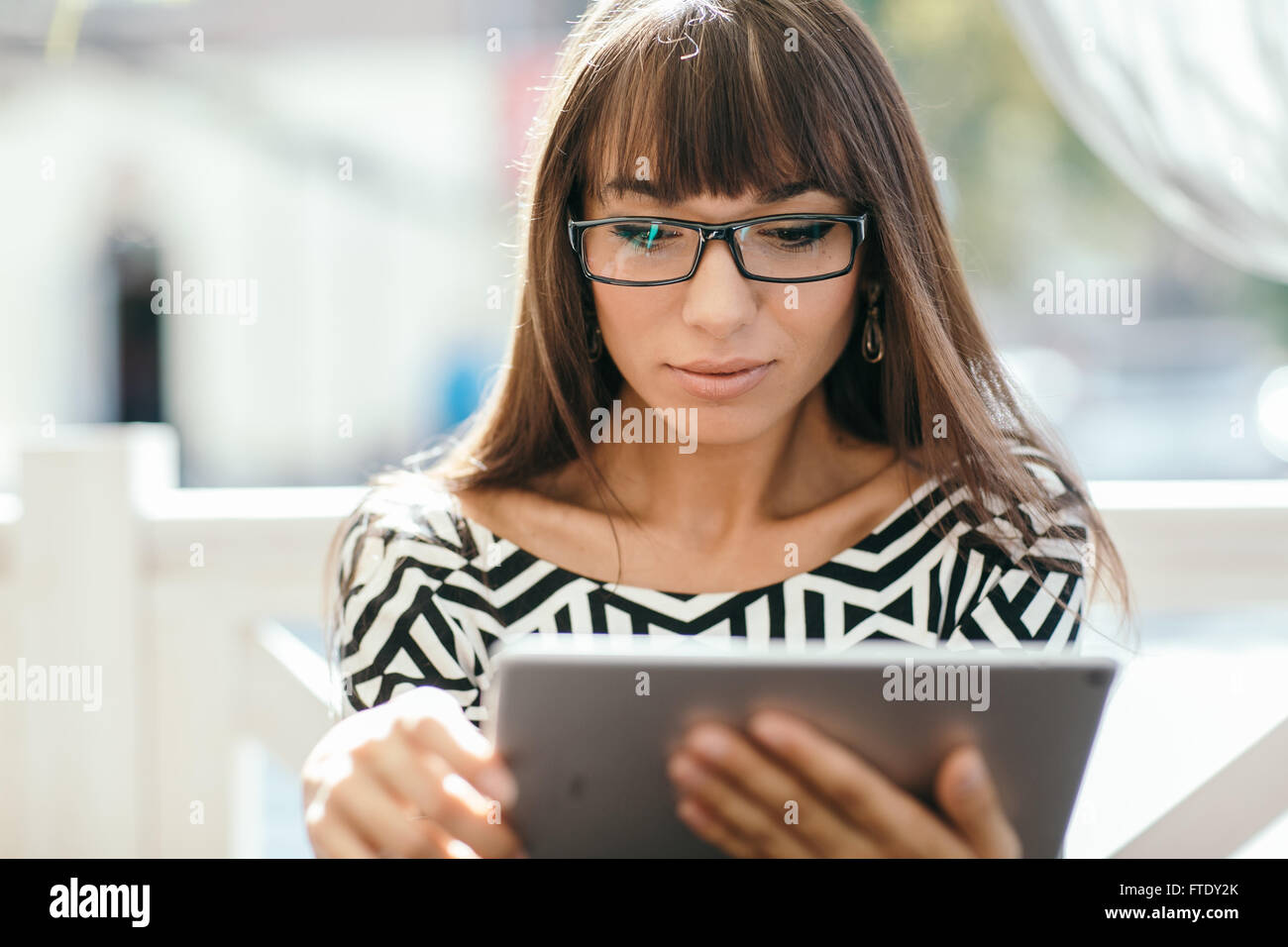 girl with phone Stock Photo - Alamy