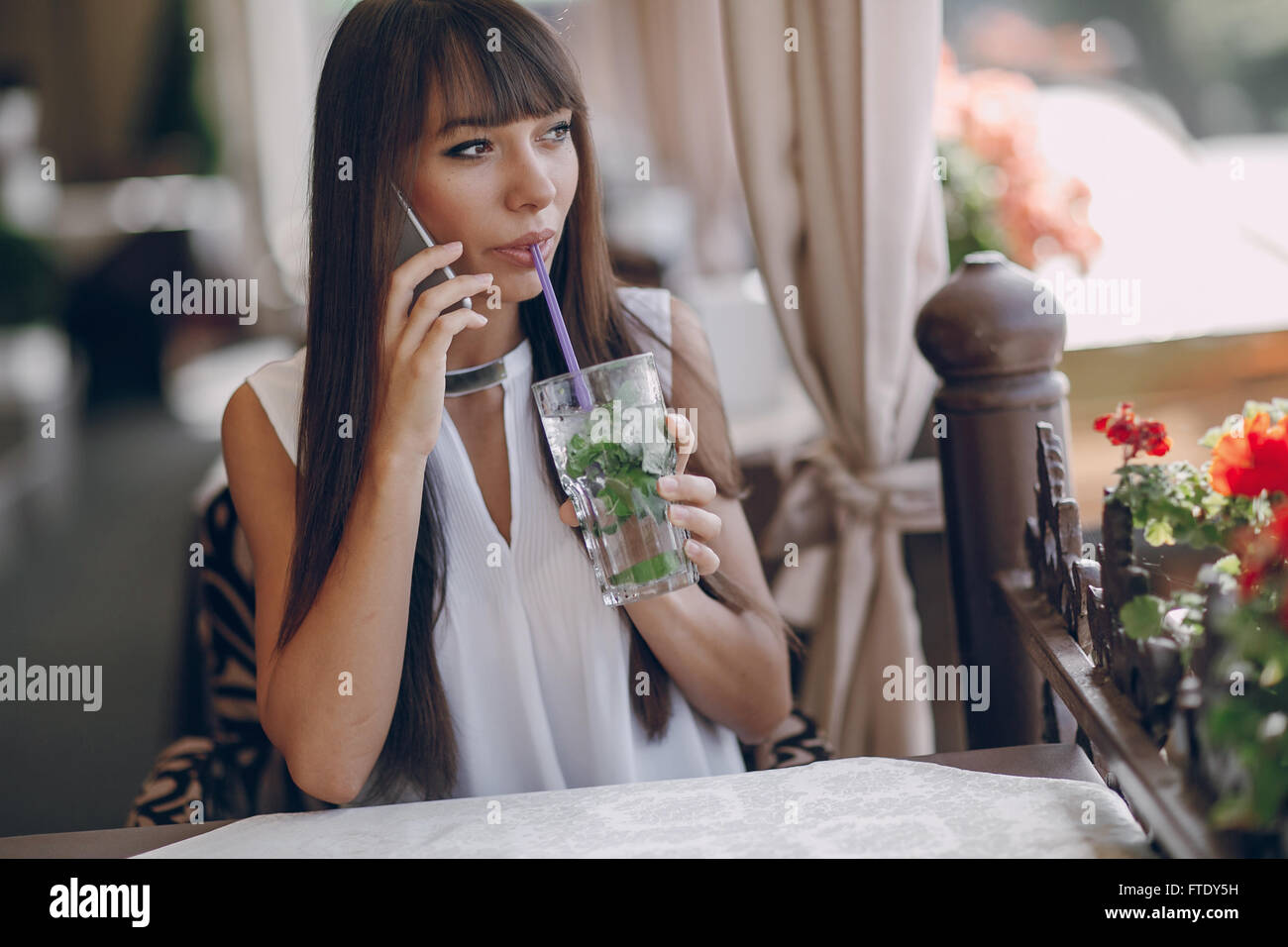 girl with phone Stock Photo - Alamy