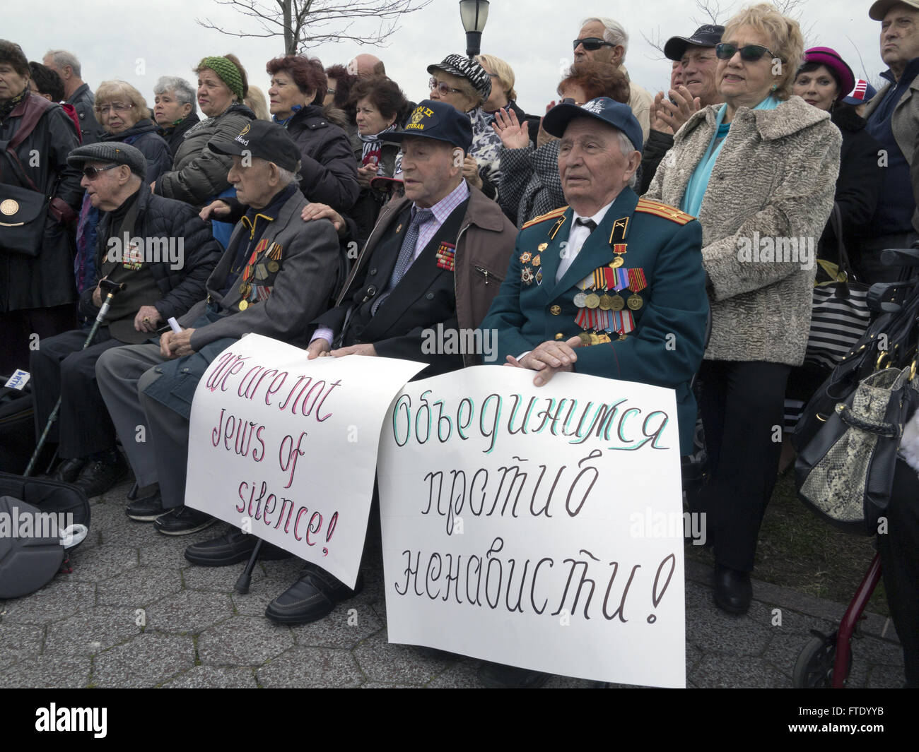 Crowded shoulder hi-res stock photography and images - Alamy