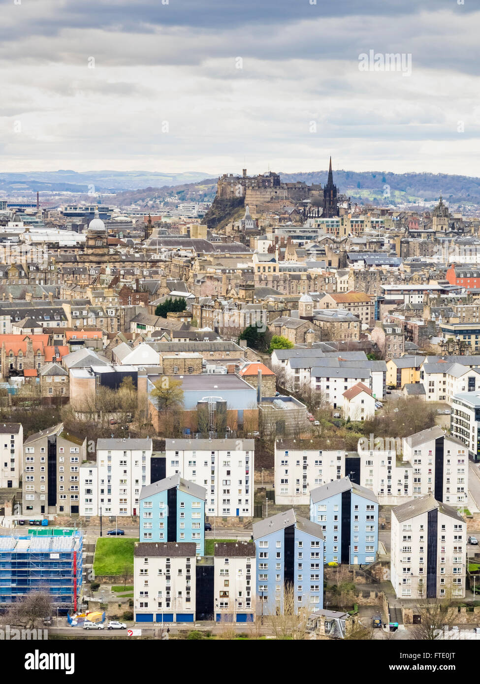 Edinburgh old town flats hi-res stock photography and images - Alamy
