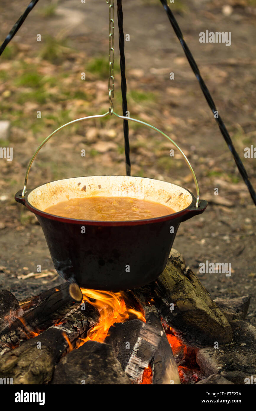 Cauldron stand hi-res stock photography and images - Alamy