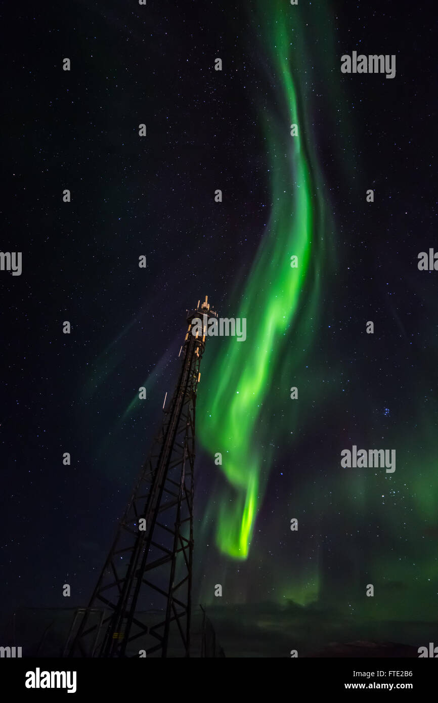 Extensive Northern lights (Aurora Borealis) shining over the ...