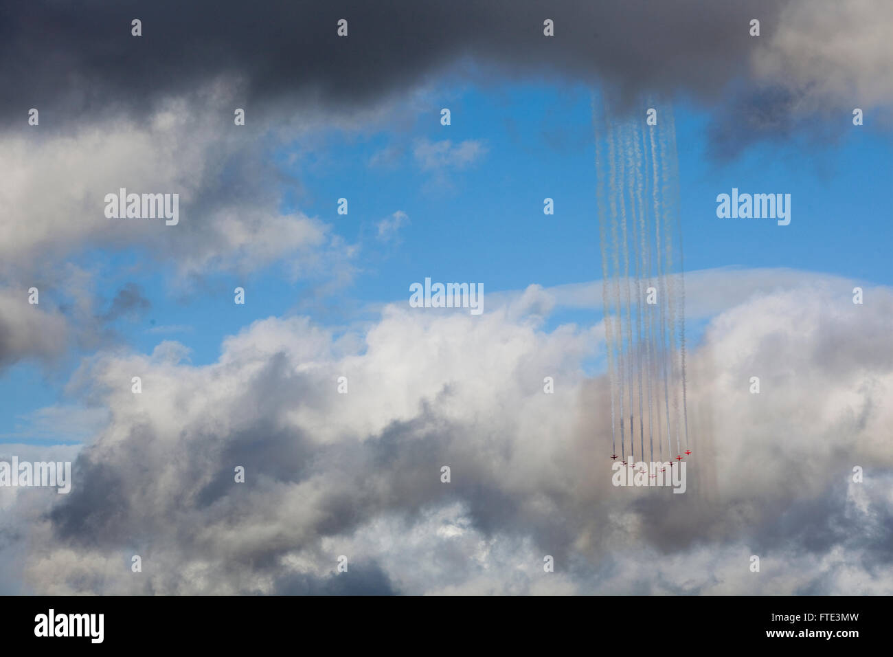 Loop red arrow airshow hi-res stock photography and images - Alamy