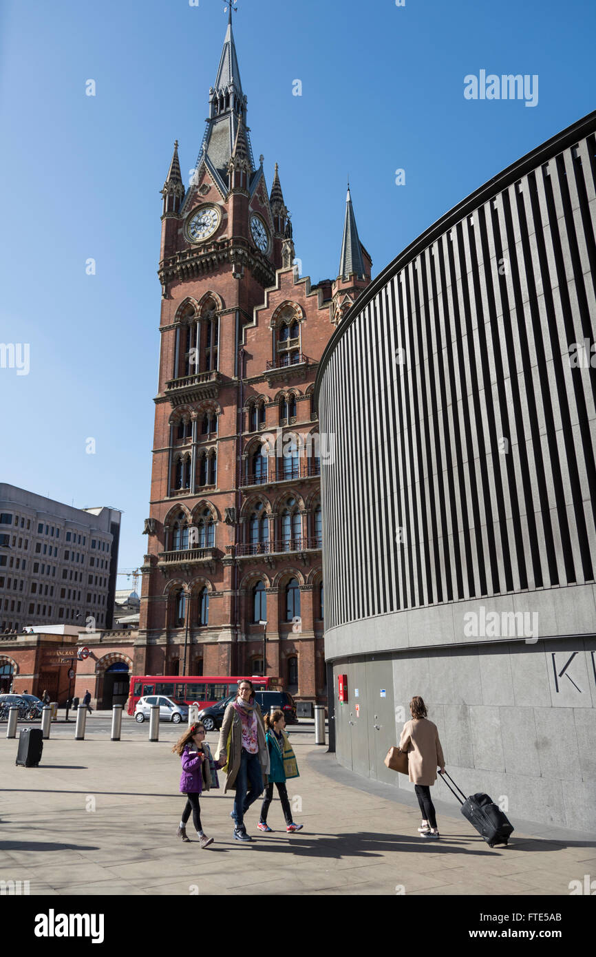 Kings cross station facade hi-res stock photography and images - Alamy