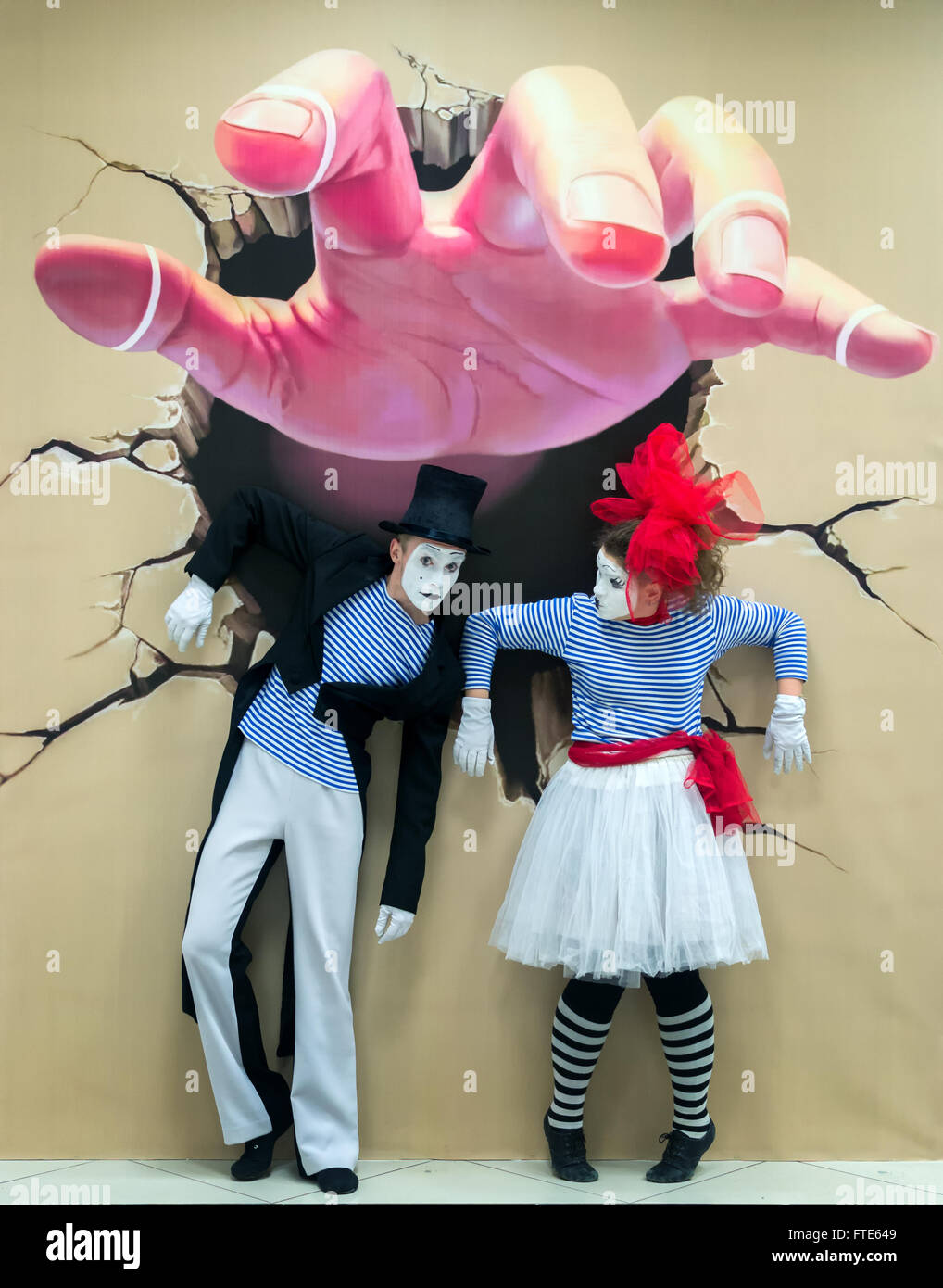 Mime artists hi-res stock photography and images - Alamy