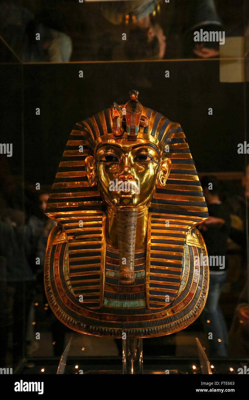 Golden funerary mask of tutankhamen hi-res stock photography and images ...