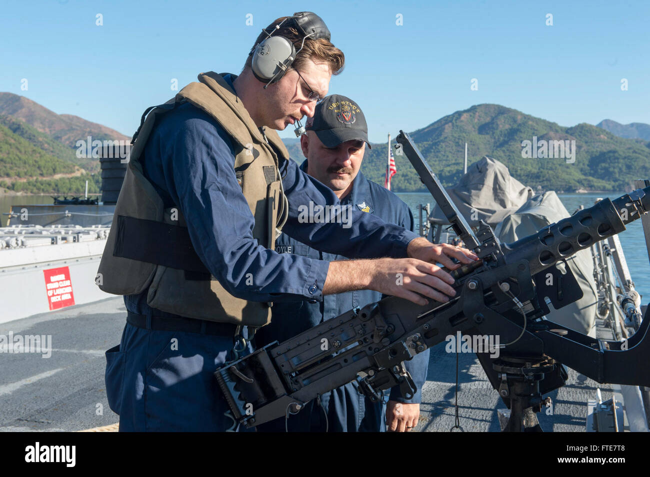 Naval gun operation hi-res stock photography and images - Alamy