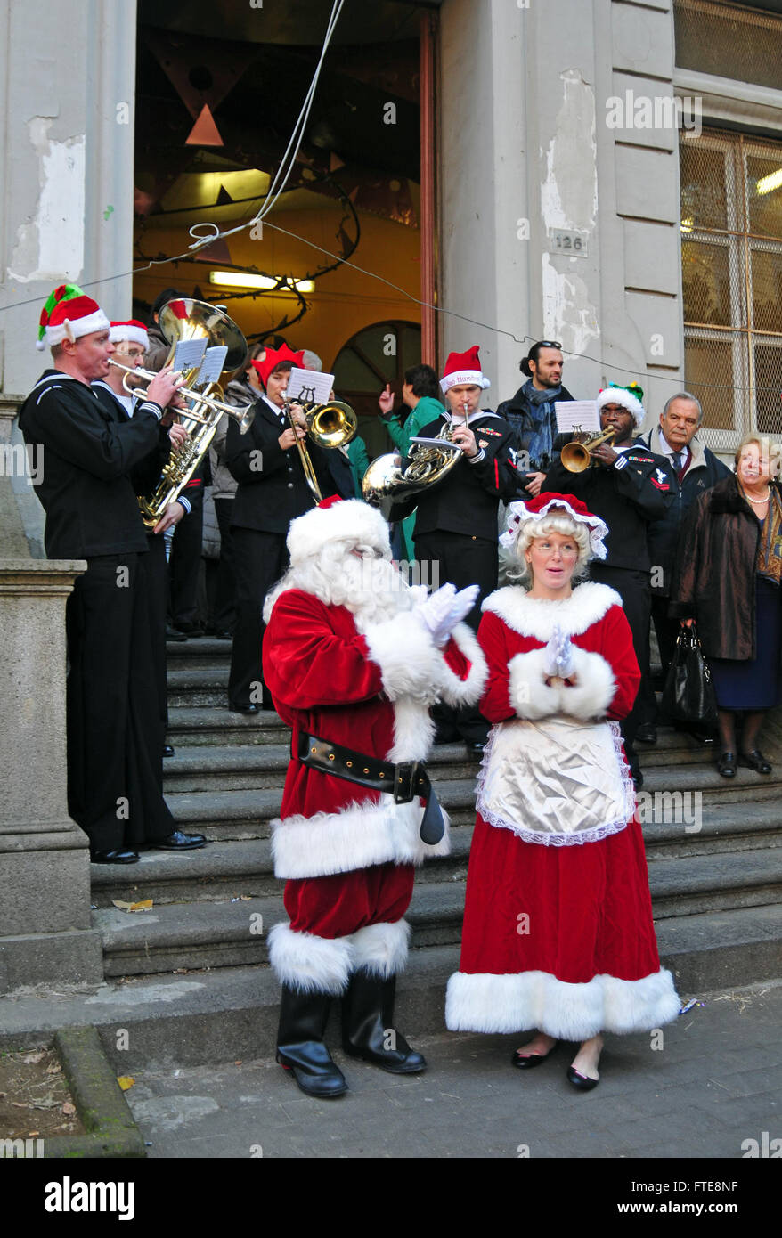 Sailors from the U.S. 6th Fleet flagship USS Mount Whitney (LCC 20 ...