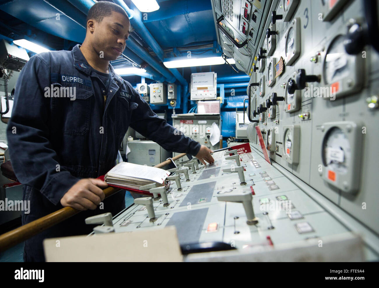 Us army control station hi-res stock photography and images - Alamy