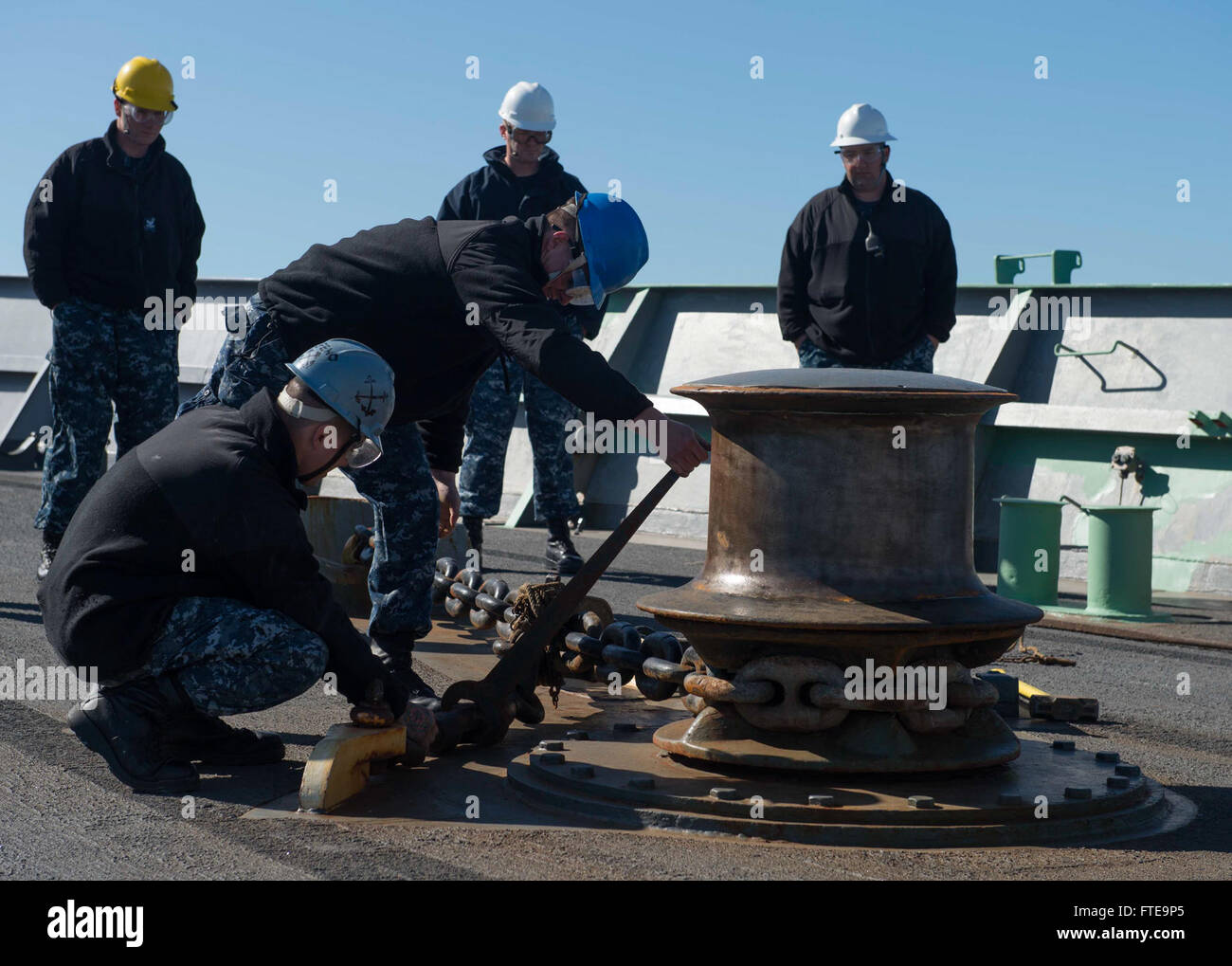 The USS Elrod (FFG 55), an Oliver Hazard Perry-class guided-missile ...