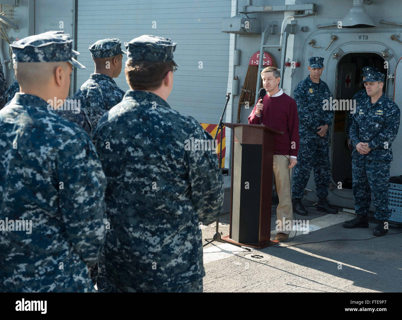 U.S. Ambassador Jake Walles addresses the crew of the USS Elrod (FFG 55 ...