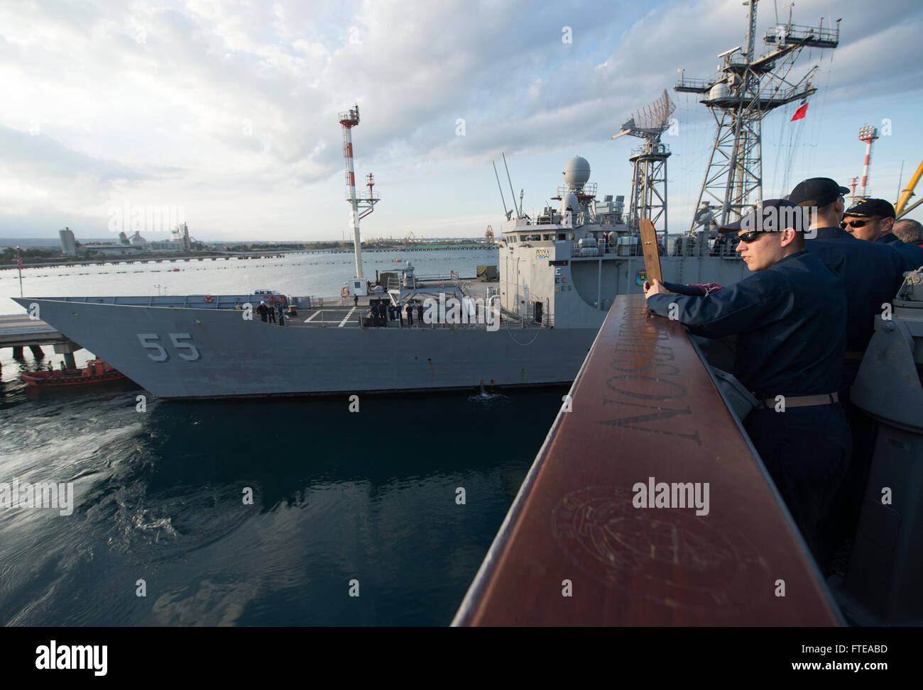 The image shows the guided-missile frigate USS Simpson (FFG 56 ...