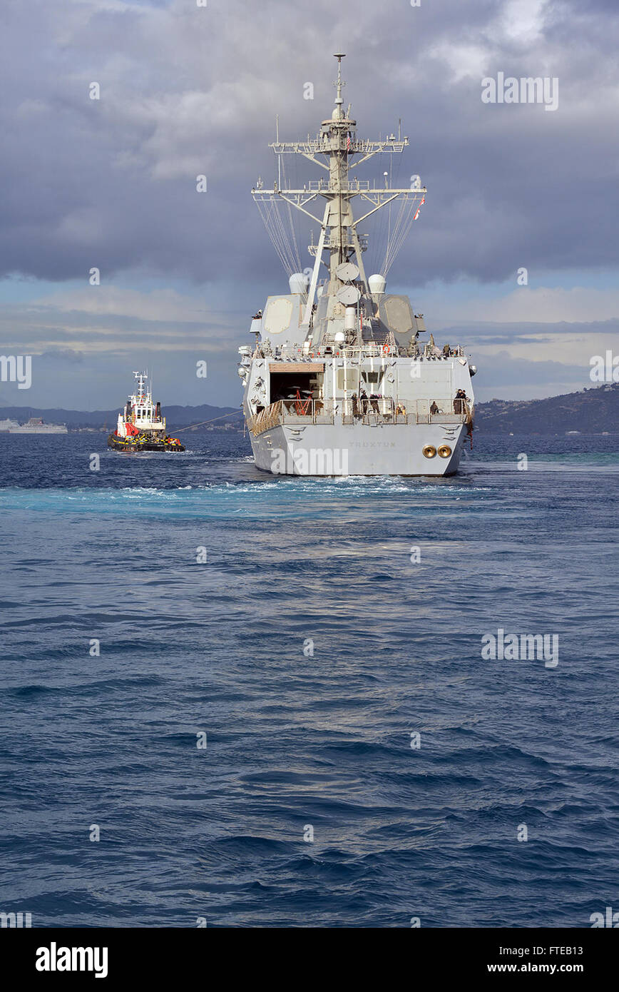 Guided missile destroyer uss truxtun hi-res stock photography and ...
