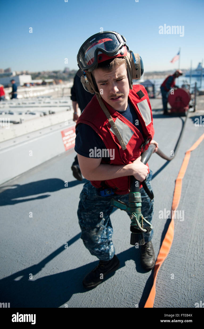 Navy logistics specialist 3rd class hi-res stock photography and images ...