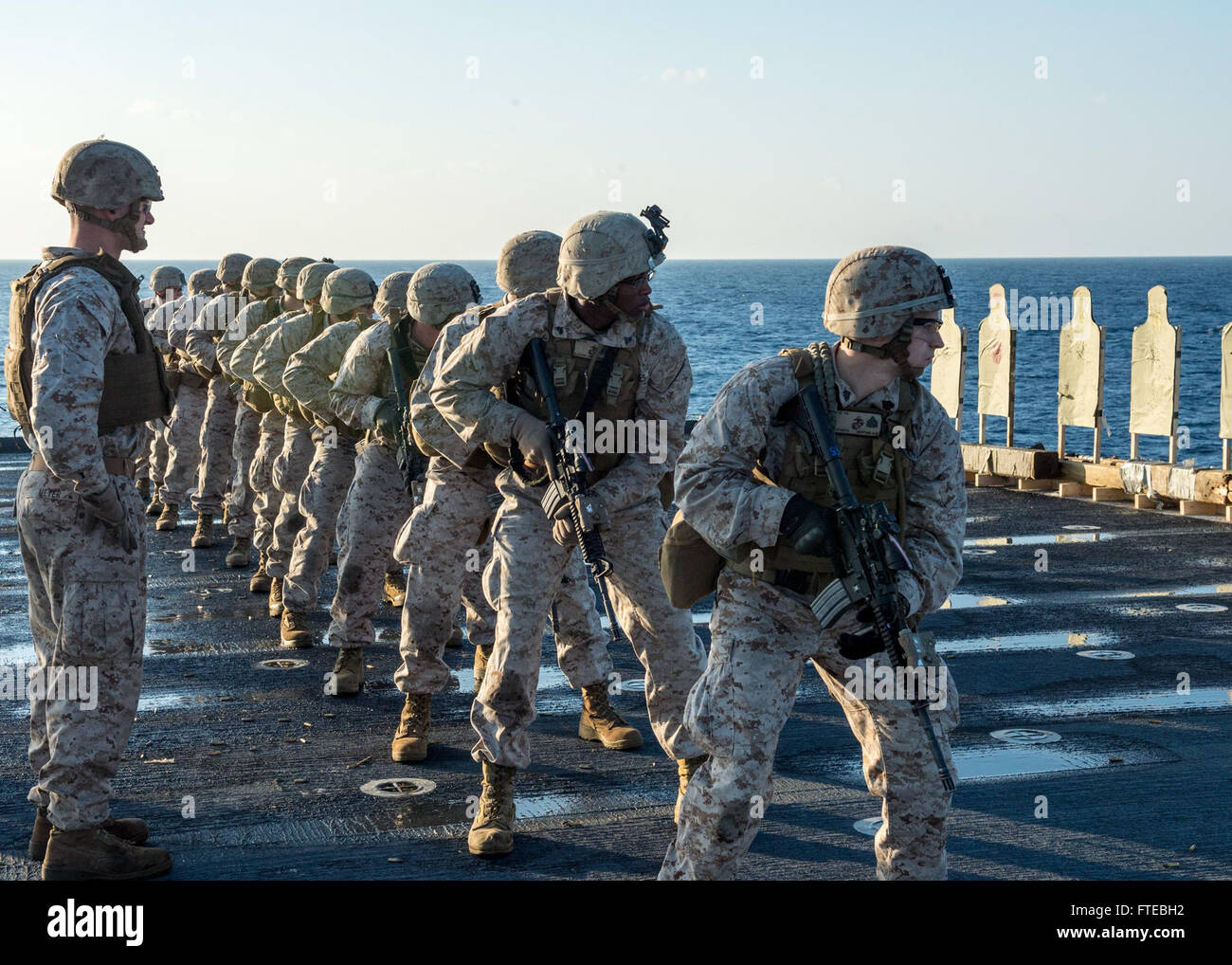 Uss gunston hall lsd 44 hi-res stock photography and images - Alamy