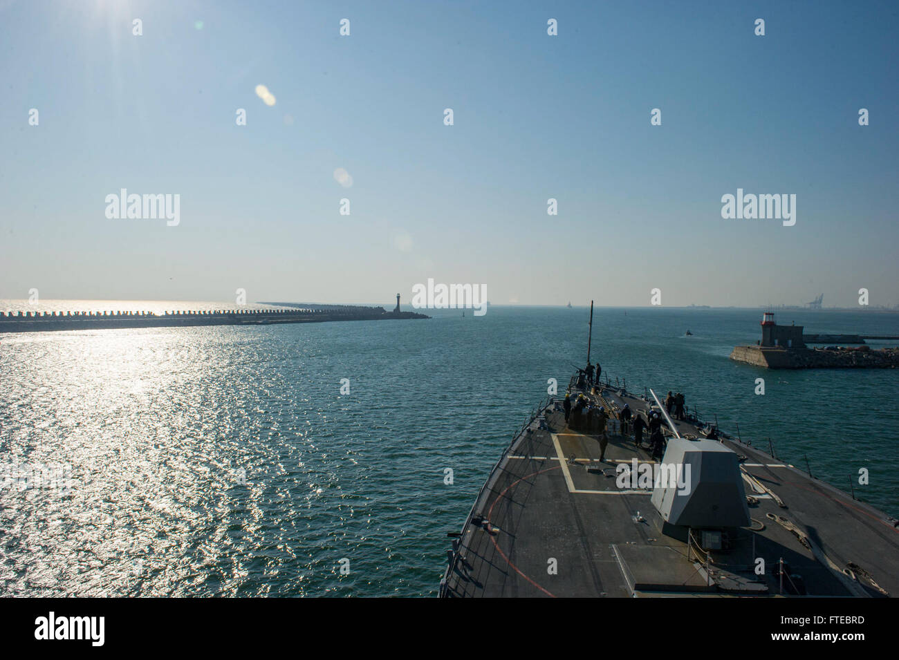 The Arleigh Burke-class guided-missile destroyer USS Truxtun (DDG 103 ...