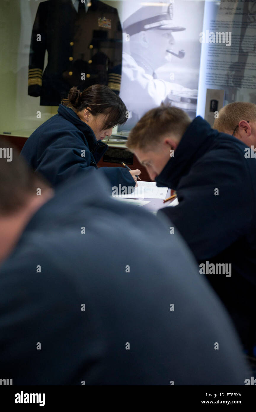 Navy fire controlman 3rd class hi-res stock photography and images - Alamy