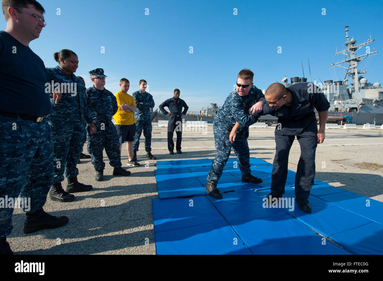 U s navy master at arms 2nd class hi-res stock photography and images ...