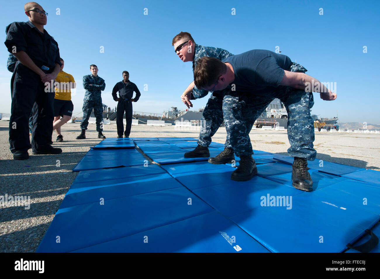 U s navy master at arms 2nd class hi-res stock photography and images ...