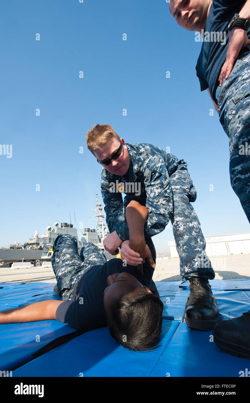 U s navy master at arms 2nd class hi-res stock photography and images ...