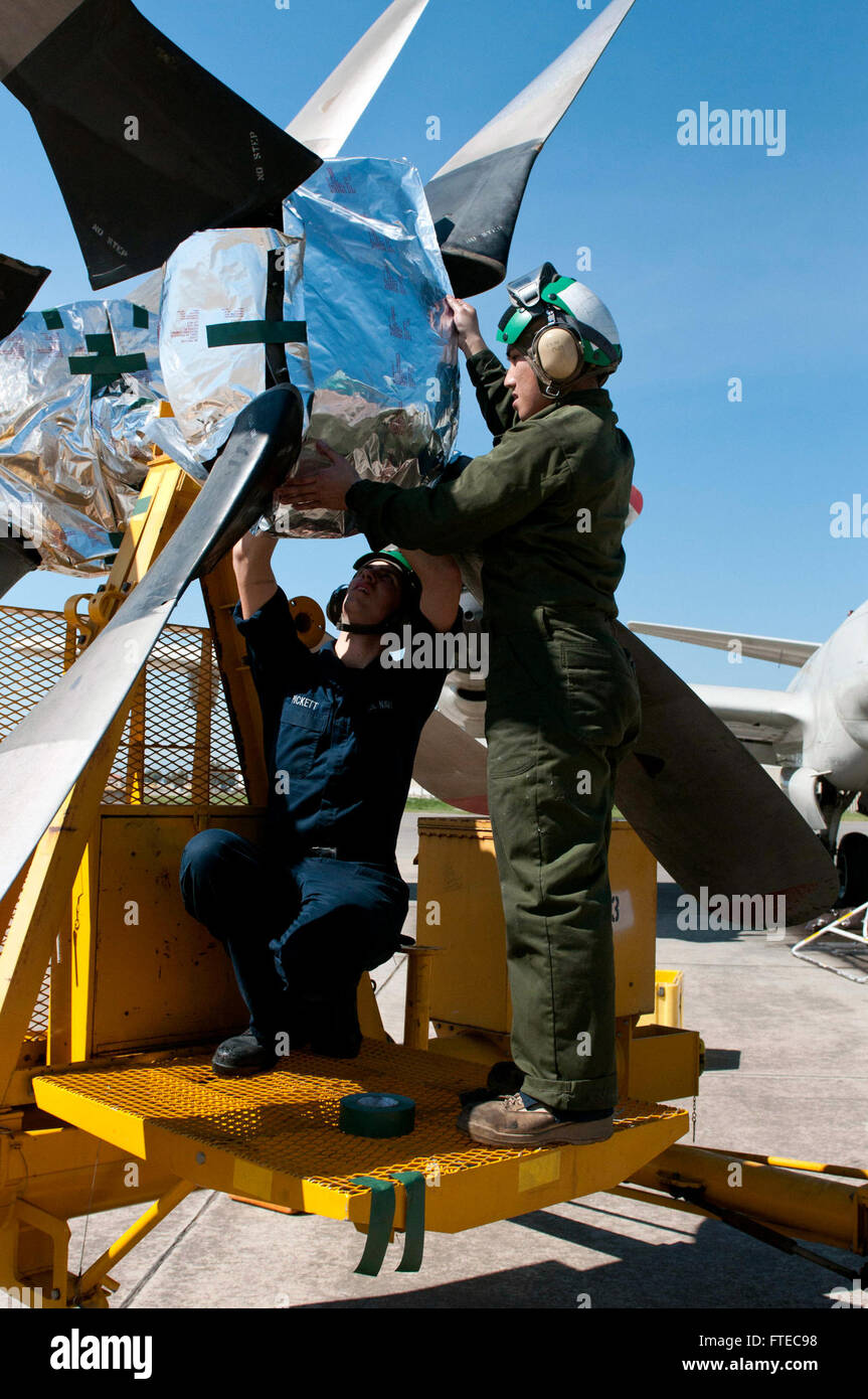 Aviation machinist mate 3rd class hi-res stock photography and images ...
