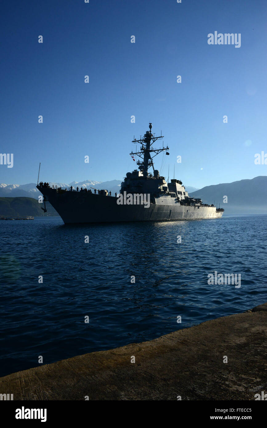 The USS Cook (DDG 75), a guided missile destroyer, arrives at the ...