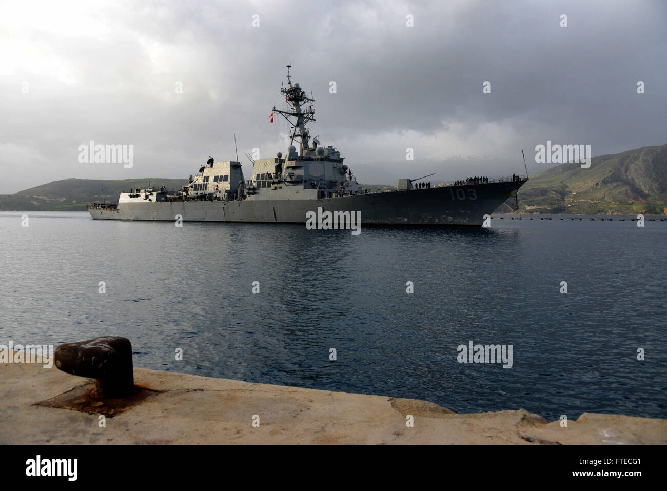 Guided missile destroyer uss truxtun hi-res stock photography and ...
