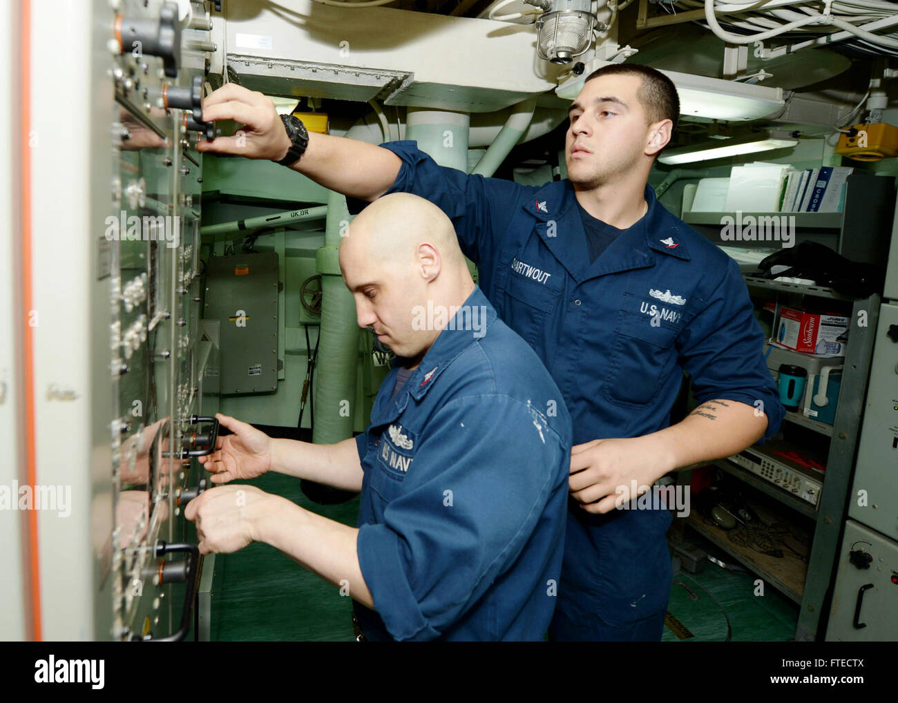 Sonar technician surface 2nd class hi-res stock photography and images ...