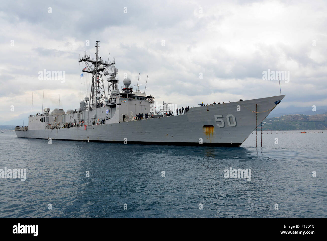The USS Taylor (FFG 50), a guided missile frigate, arrives at the ...