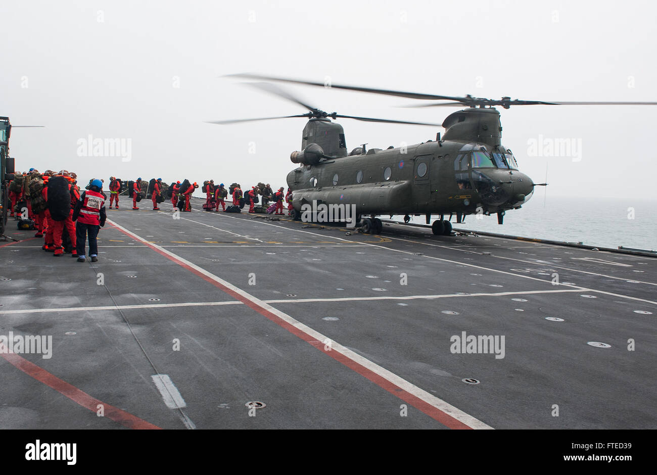 Chinook helicopter ship hi-res stock photography and images - Alamy