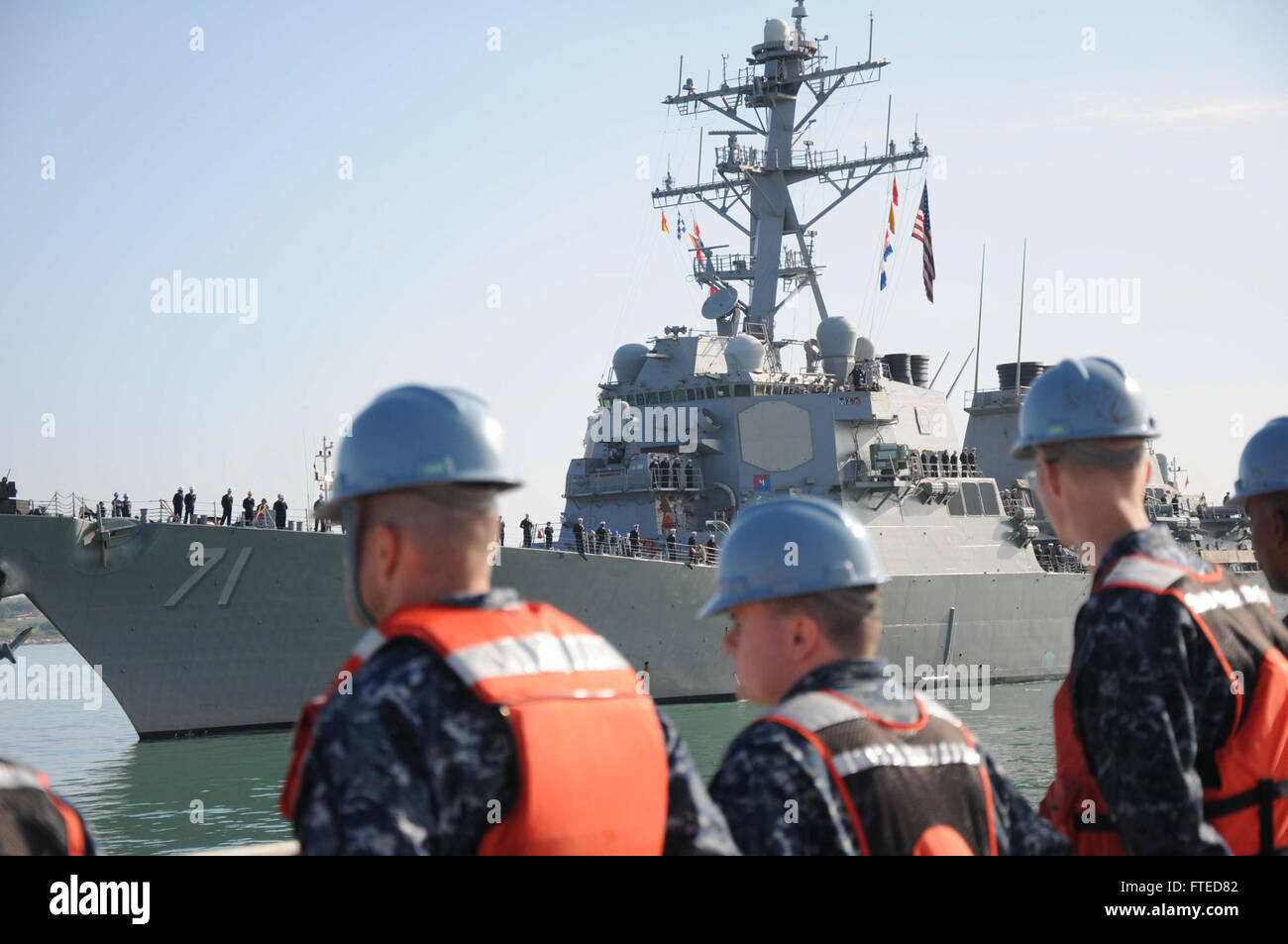 USS Ross (DDG 71), an Arleigh Burke-class guided missile destroyer ...