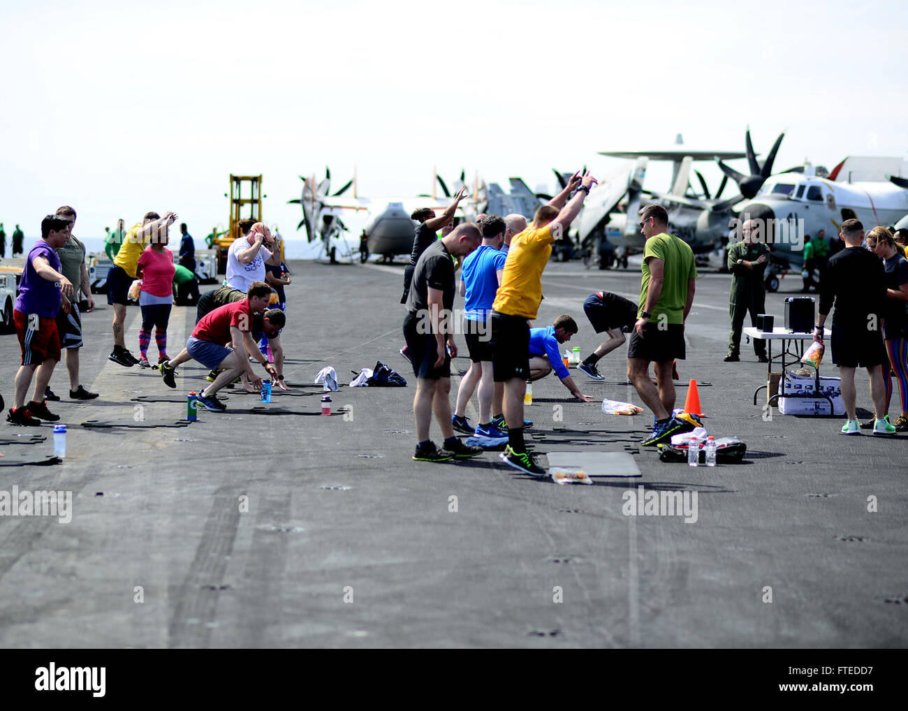 Aircraft aboard uss harry hi-res stock photography and images - Alamy