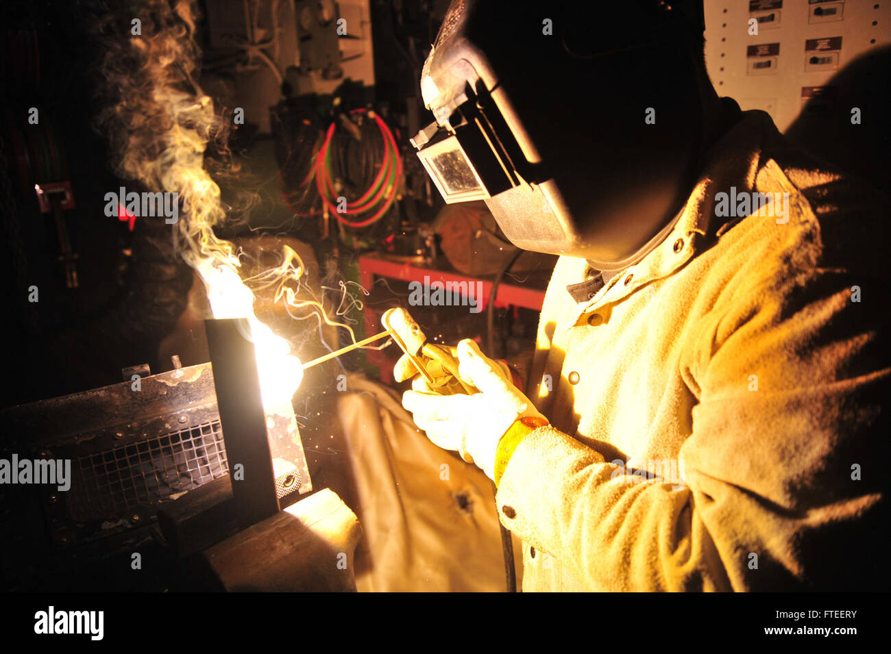 U s navy hull technician 2nd hi-res stock photography and images - Alamy