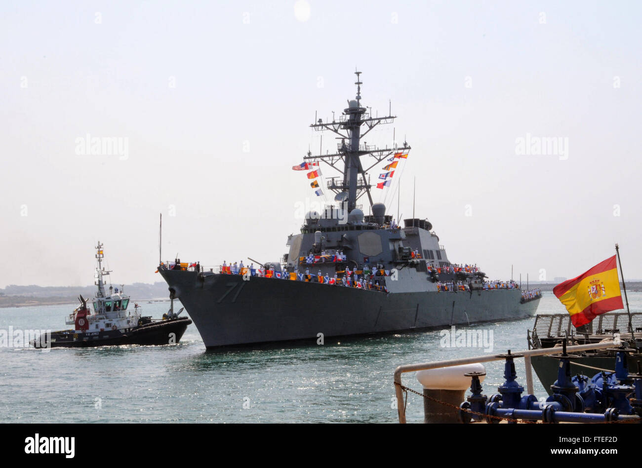 The USS Ross (DDG 71), an Arleigh Burke-class guided missile destroyer ...