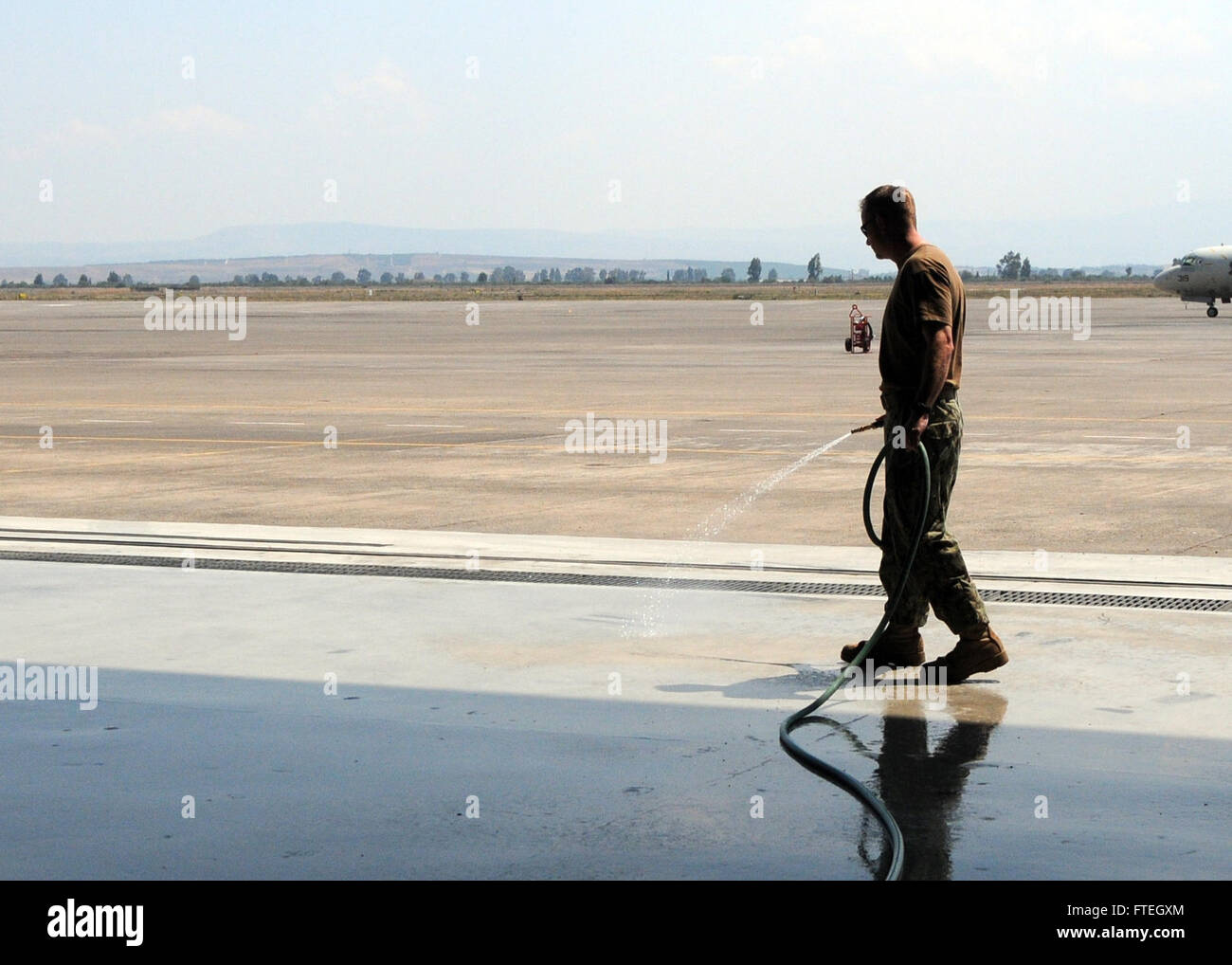 Senior Chief Aviation Ordnanceman Mark Sarna, assigned to the 'Golden ...