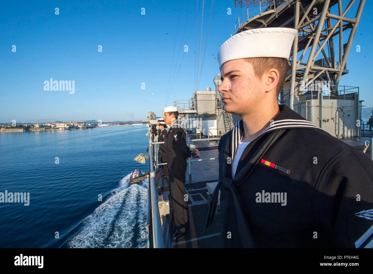 Navy ship dock hi-res stock photography and images - Alamy
