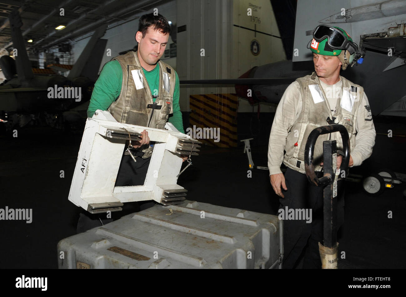 Aviation support equipment technician airman hi-res stock photography ...